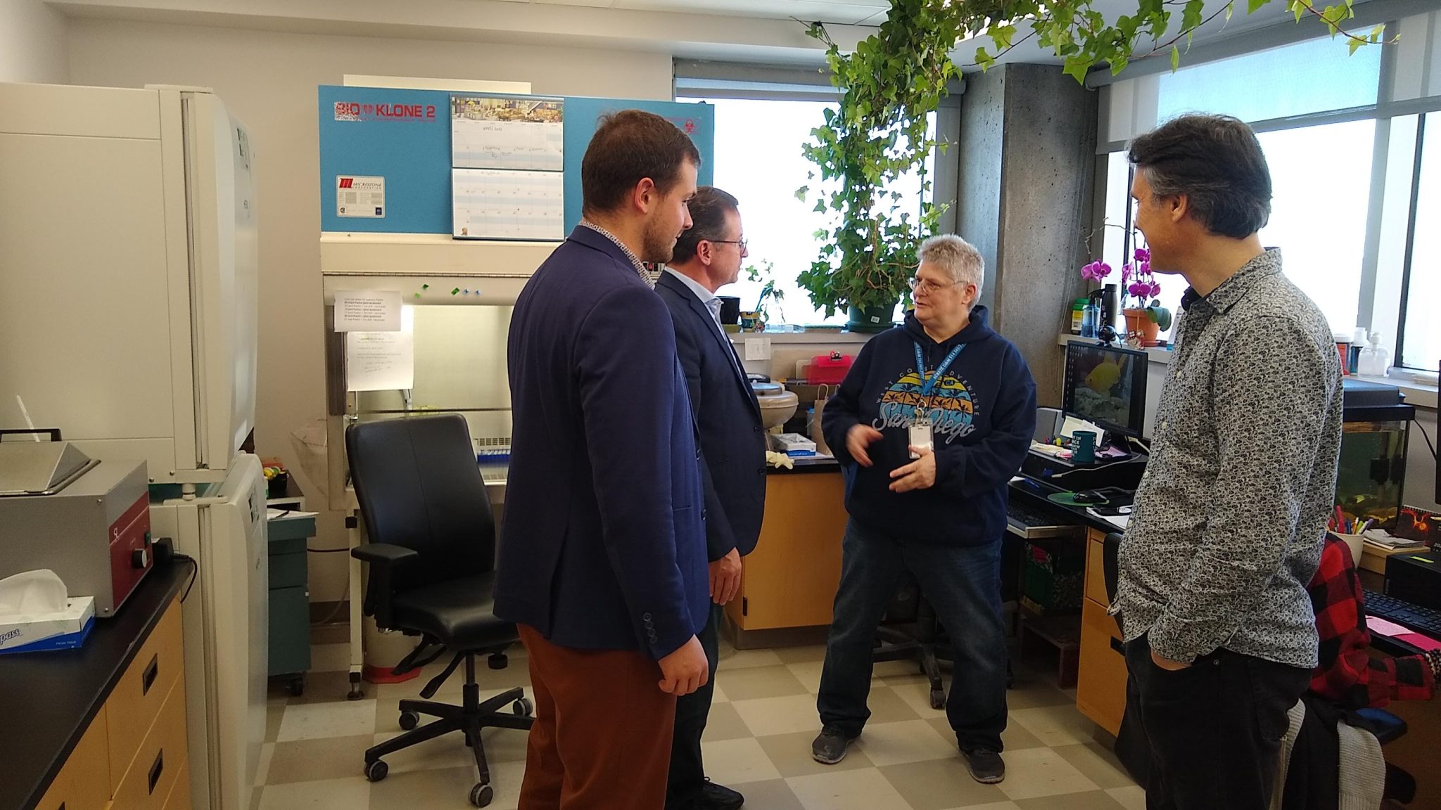 Two Members of Parliament visit the Trudeau lab at Université de ...